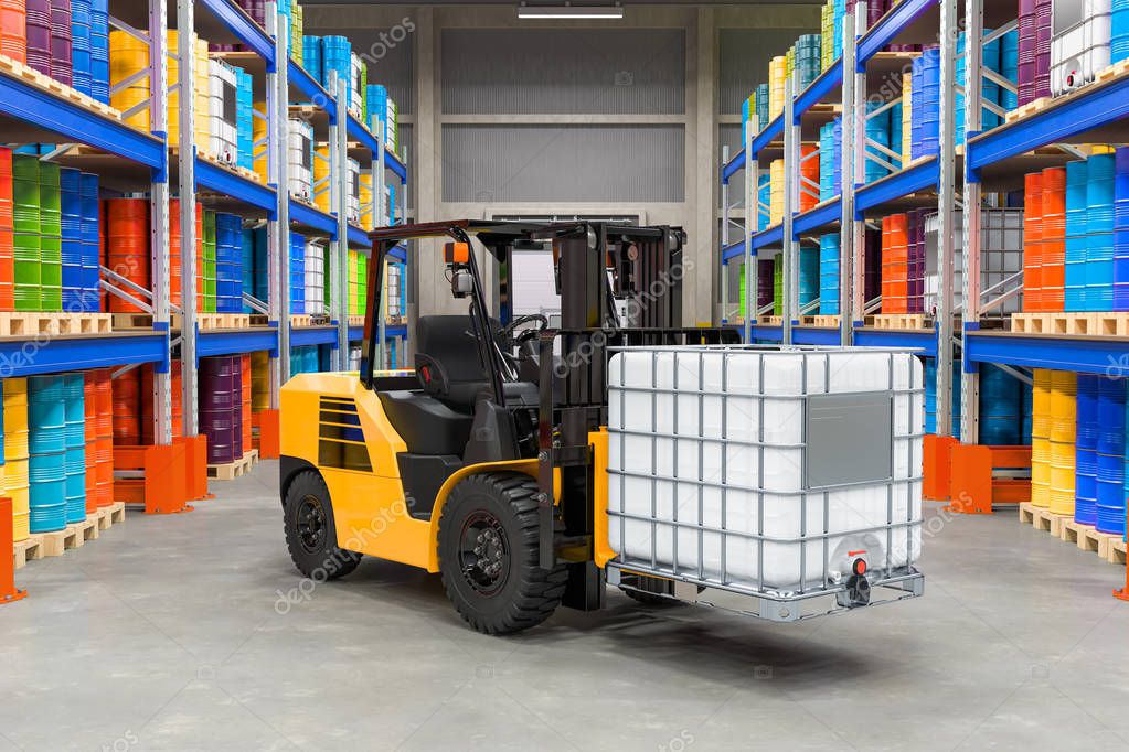 Almacén químico con contenedor intermedio a granel en la carretilla ...