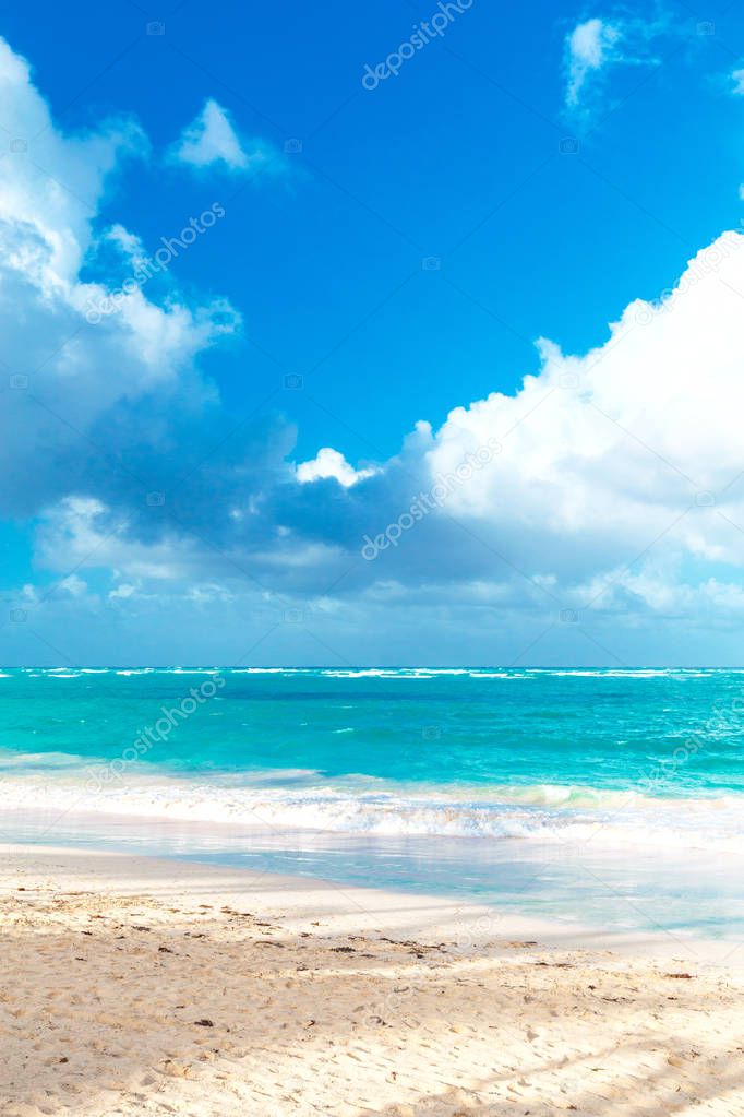 Nubes sobre el mar en la playa Punta Cana de República Dominicana. 2022