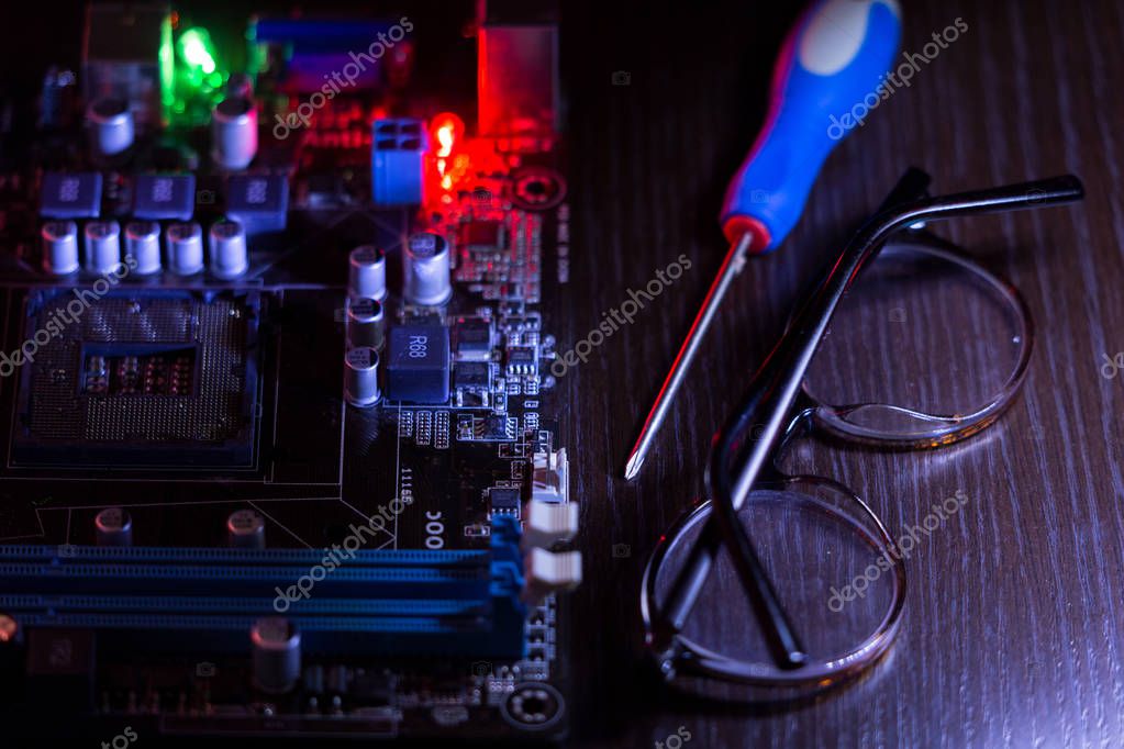 El proceso de desmontaje de una computadora y un PCB y el símbolo del ...