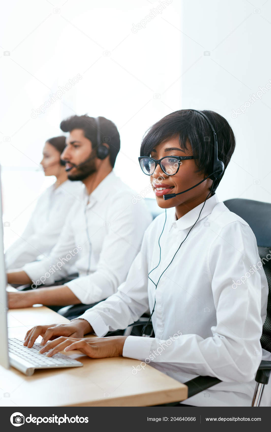 Customer Service Online Call Center Operators Consulting Clients ...