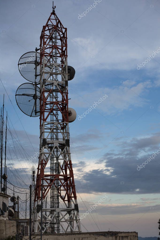 Una torre de red de pie cerca del acantilado, además de una playa de ...