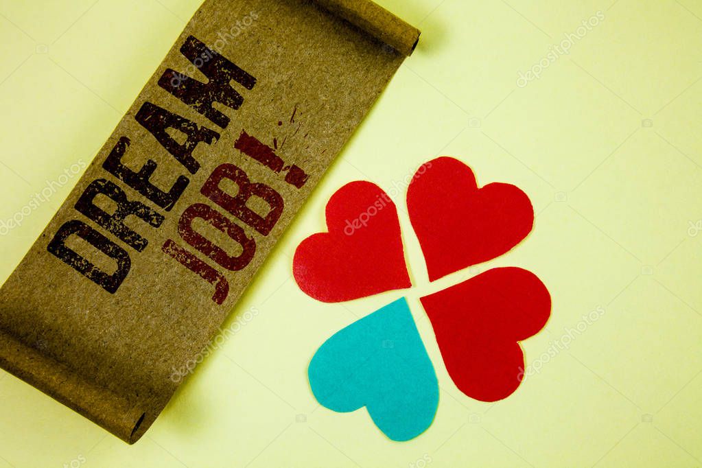 Escribiendo una nota mostrando Dream Job Motivational Call. Exposición ...