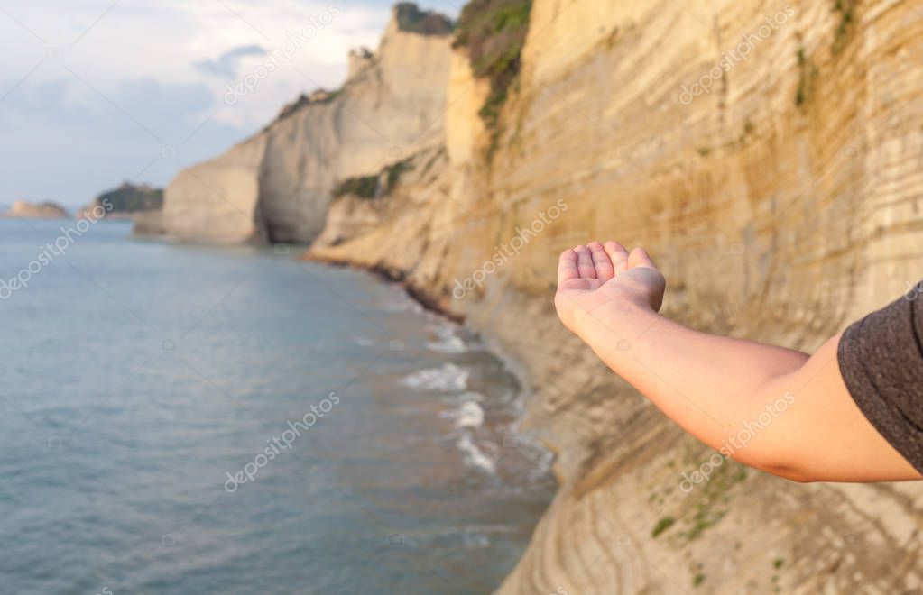 Hombre extendiendo su mano en un fondo borroso. Olas atracando en la ...