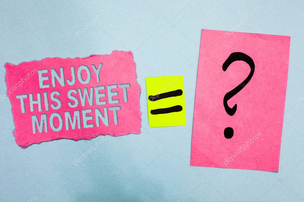 Escritura a mano conceptual que muestra Enjoy This Sweet Moment. Foto ...
