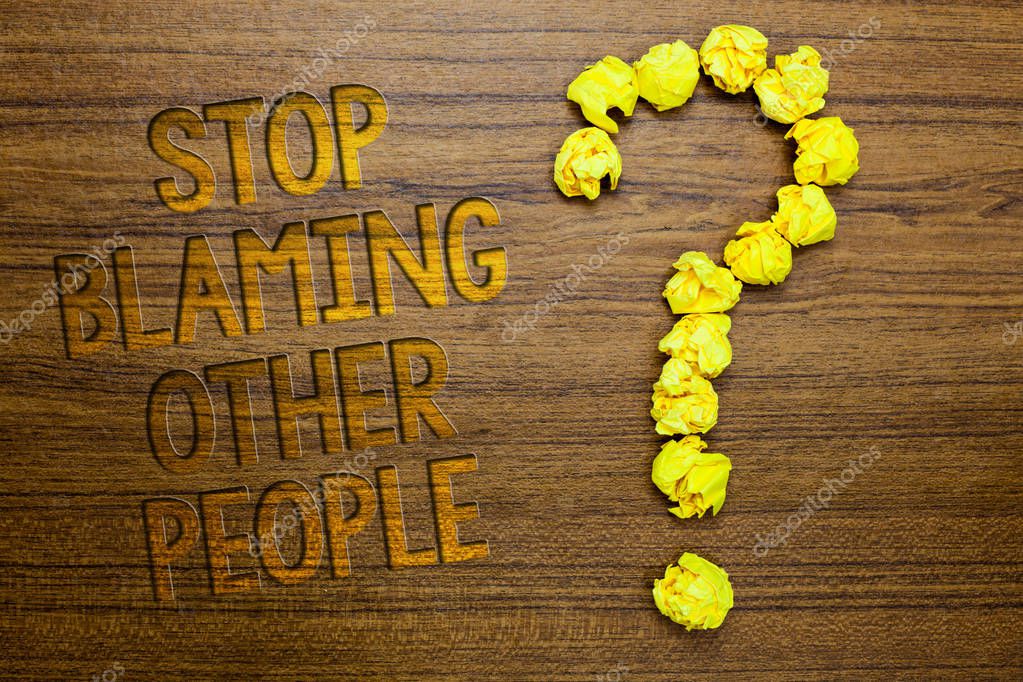 Texto de escritura de palabras Deje de culpar a otras personas ...