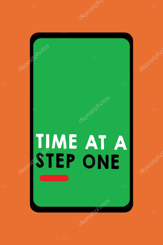 Signo de texto que muestra Time At A Step One. Foto conceptual ...