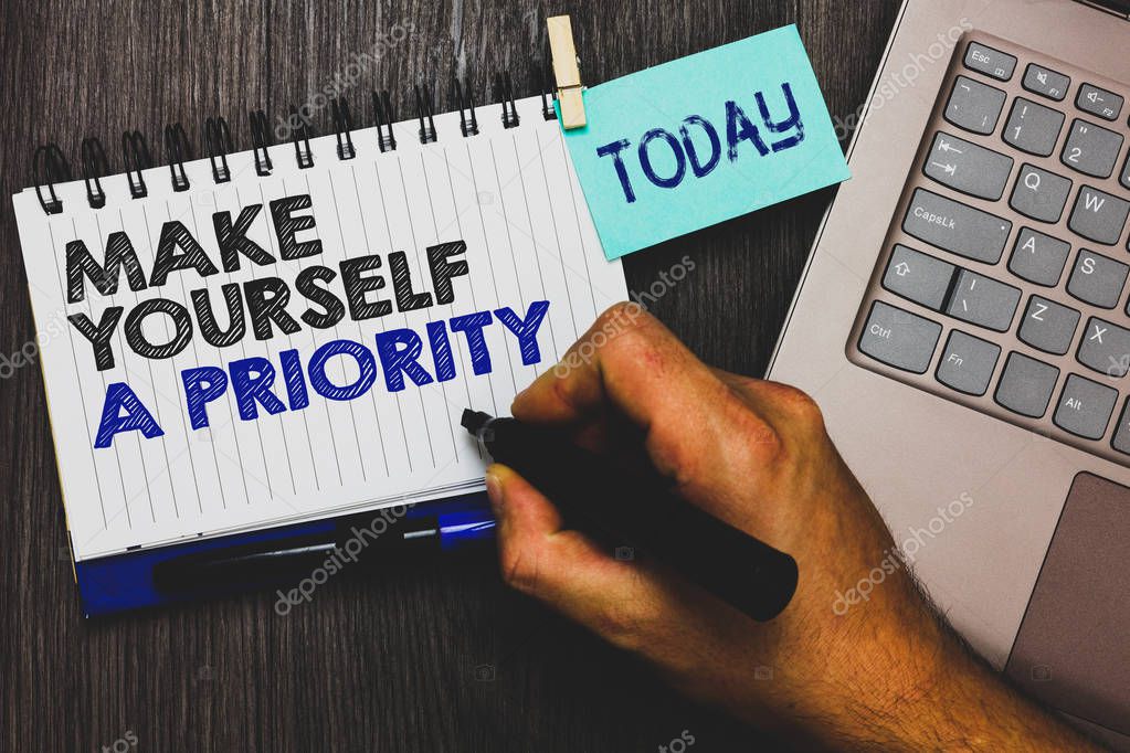 Texto de escritura de palabras Hazte una prioridad. Concepto de negocio para pensar en su propio ...