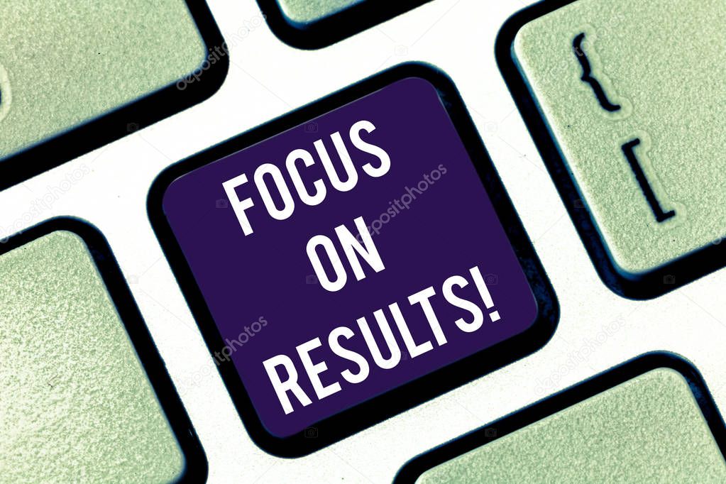 Texto manuscrito Enfoque en los resultados. Concepto que significa ...