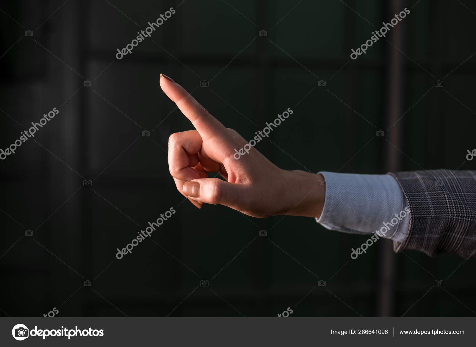 Fotos de Dedo apuntando en el espacio vacío. Fondo oscuro con la mano ...