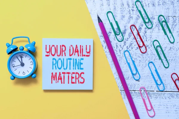 Texto de escritura a mano Tu rutina diaria importa. Concepto que ...