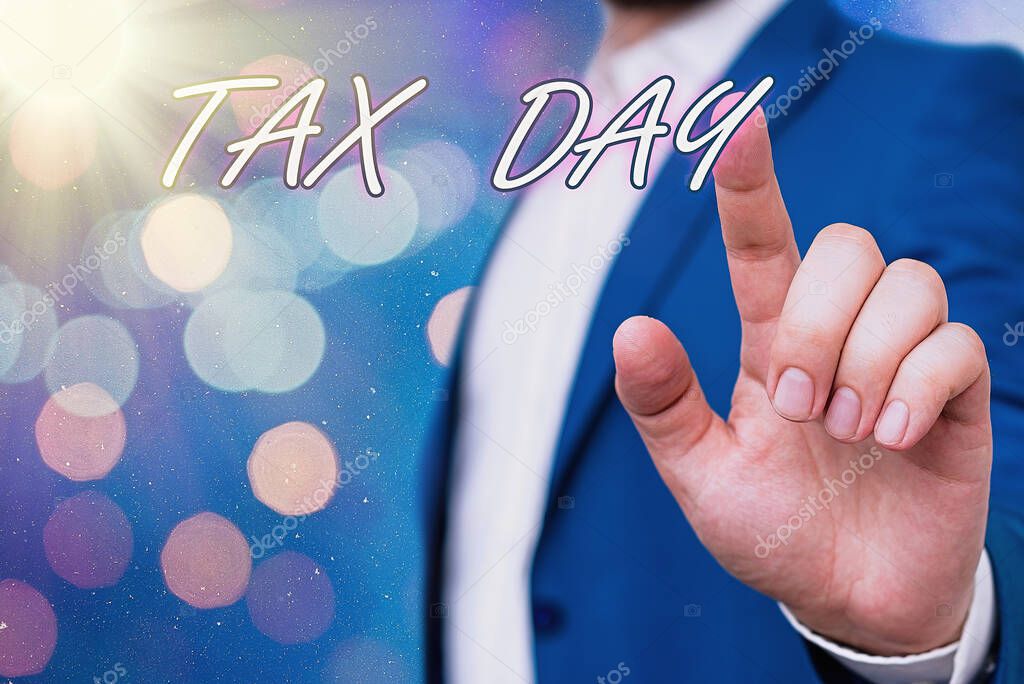 Signo de texto que muestra el Día del Impuesto. Foto conceptual debida ...