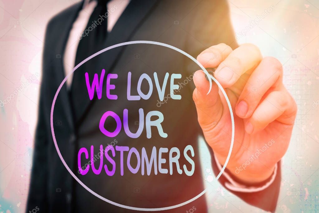 Texto de escritura de palabras Amamos a nuestros clientes. Concepto de ...