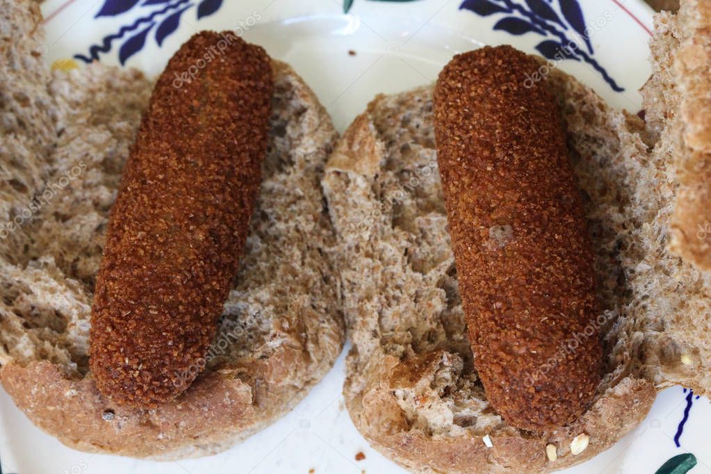 Croqueta holandesa frita llena de carne de res, llamada "kroket", sobre ...