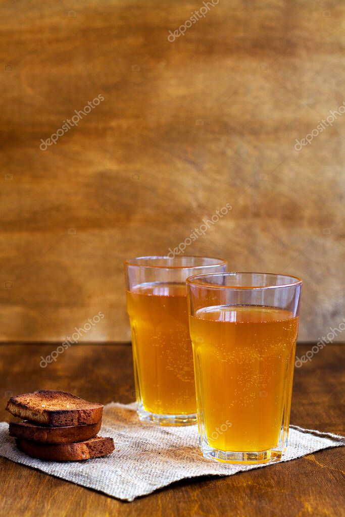 Dos vasos de pan kvass casero con pan de centeno negro y patos duros en ...