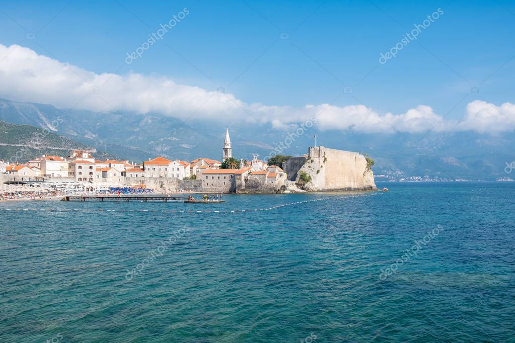 Budva. El casco antiguo. Cielo nublado sobre las casas del mar Adriático. Montenegro. Europa. 2024