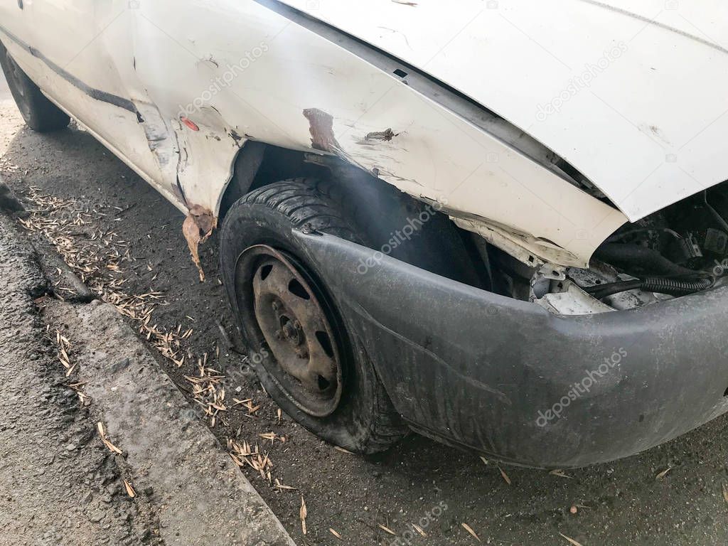 Viejo coche blanco oxidado roto de la carcasa con ruedas perforadas ...