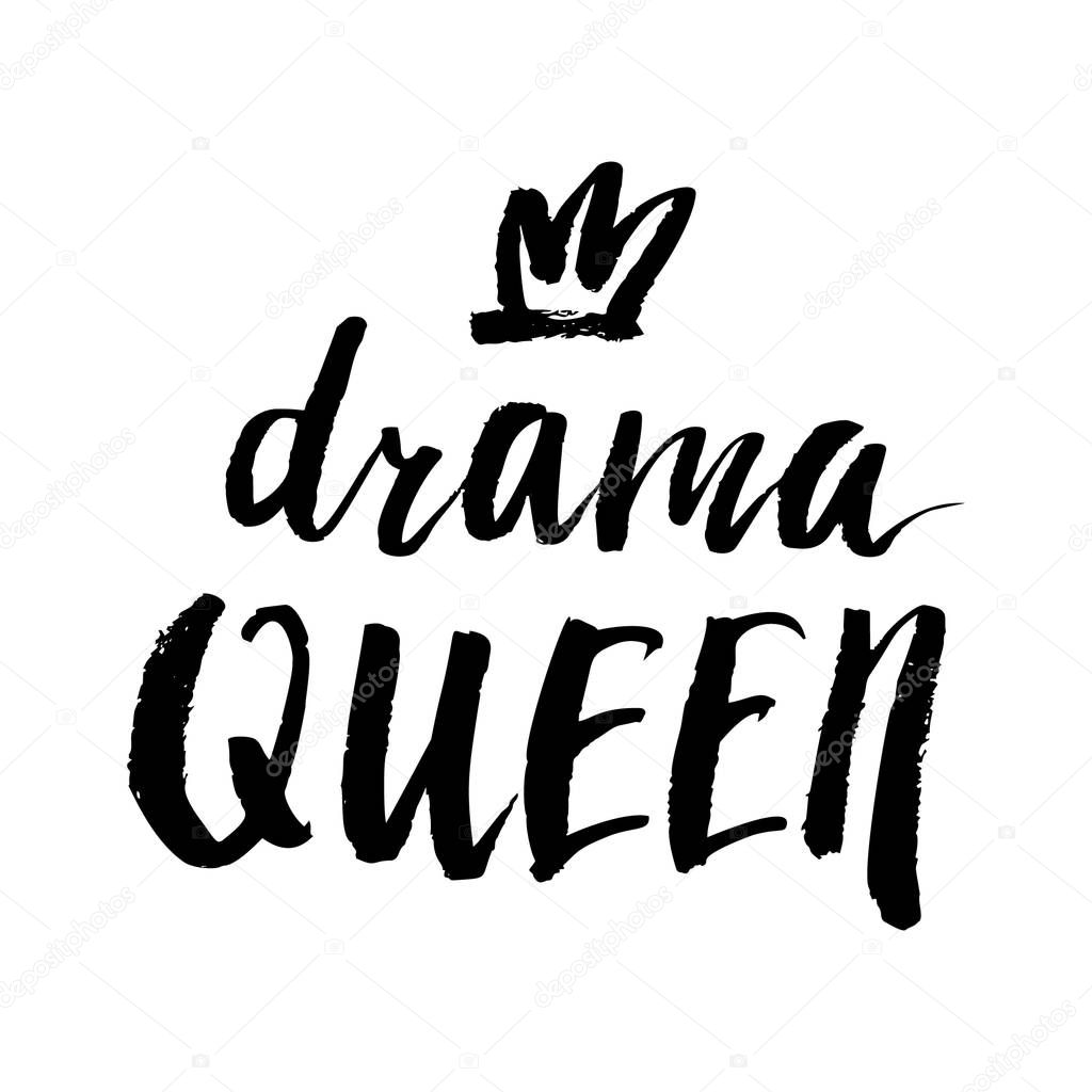 Letras de mano con palabras Drama Queen. Fondo con corona negra. 2023