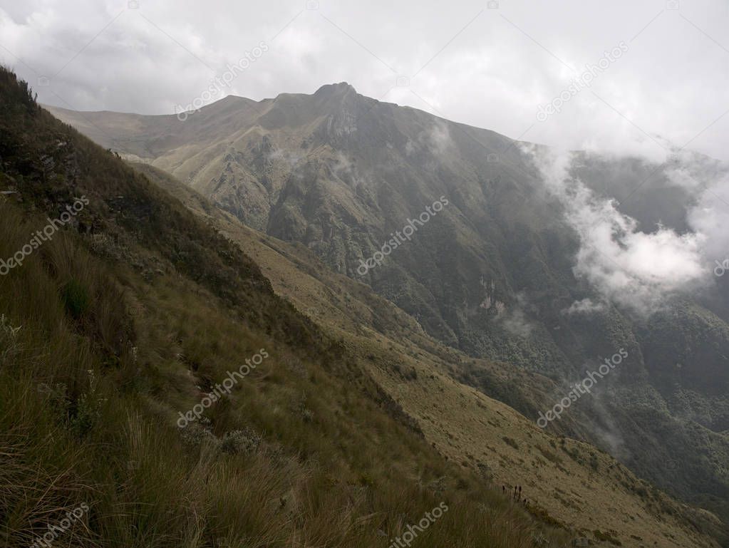 Vista panorámica del volcán Pichincha, ubicado justo al lado de Quito ...