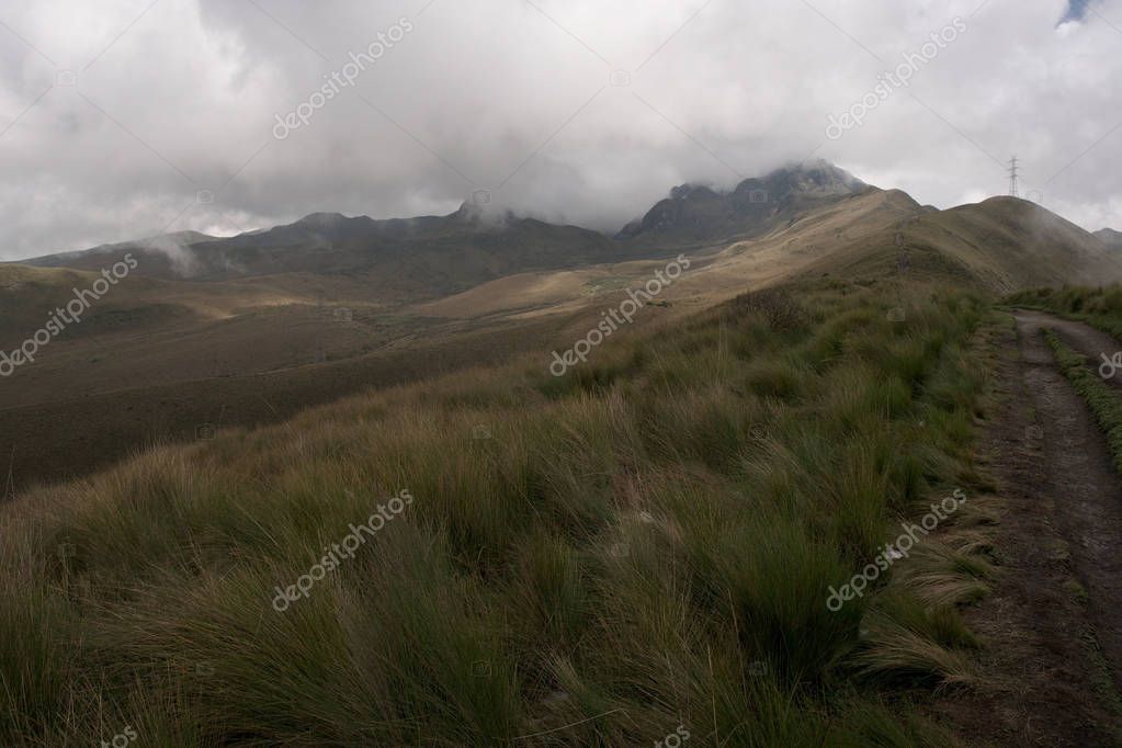 Vista panorámica del volcán Pichincha, ubicado justo al lado de Quito ...