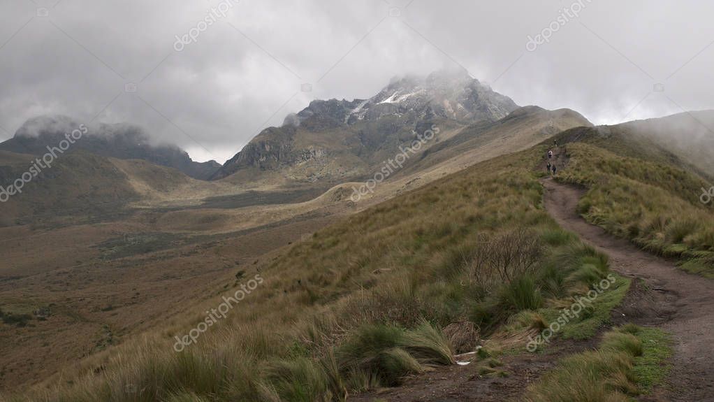 Vista panorámica del volcán Pichincha, ubicado justo al lado de Quito ...