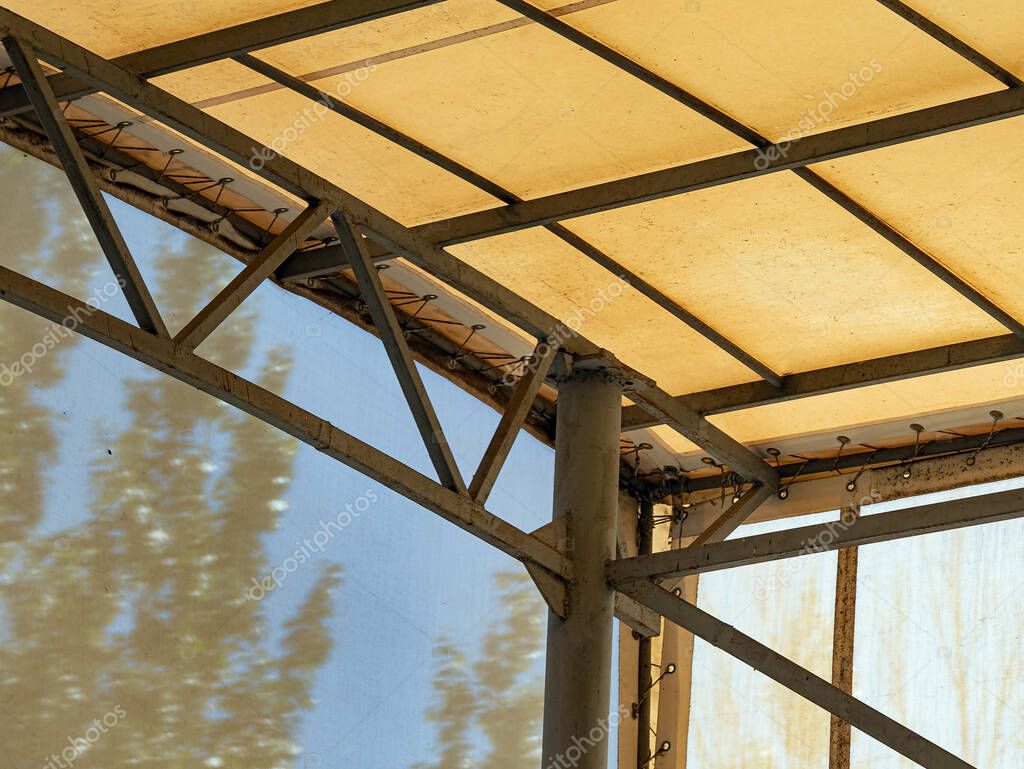 Vista de la unidad de esquina de un techo plegable arqueado desde el ...