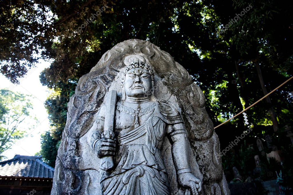Una estatua de Dios en el templo Meguro fudo en Tokio 2024