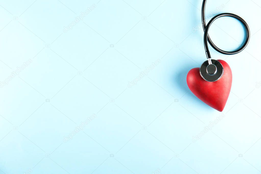 Concepto de concienciación y prevención de enfermedades cardíacas. Estetoscopio y corazón rojo ...