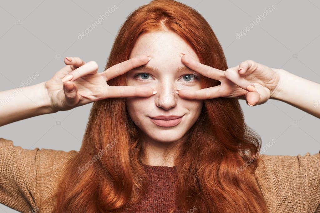 Humor Juguetón Retrato De Joven Y Linda Pelirroja Adolescente Haciendo