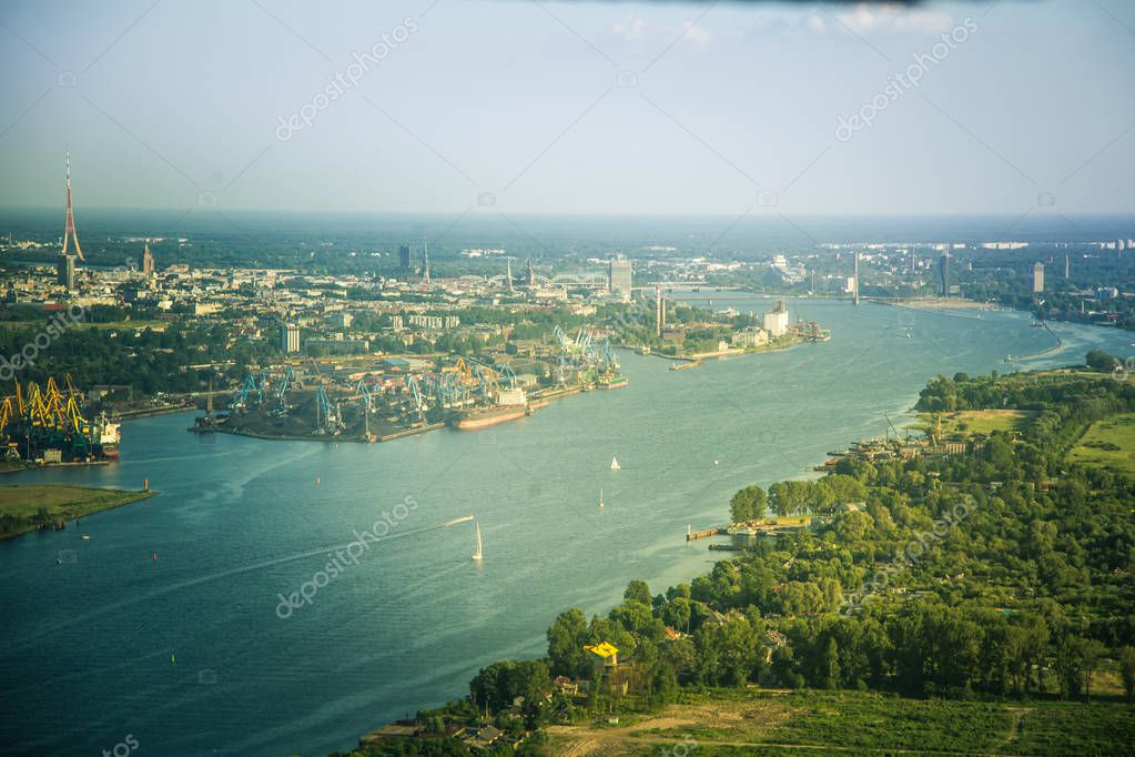 Un hermoso paisaje aéreo de Riga y la zona que mira por una pequeña ...
