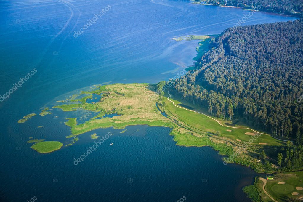 Un hermoso paisaje a reo de Riga y la zona que mira por una peque a ...
