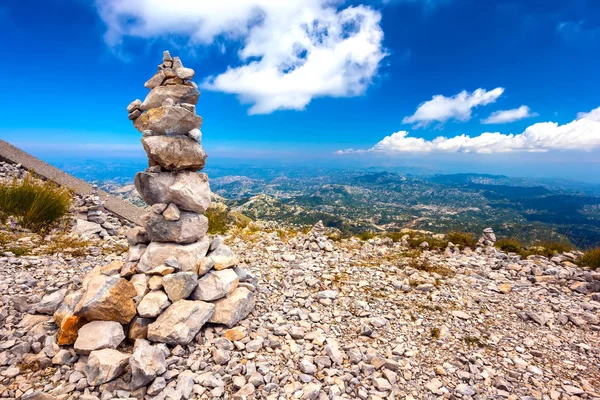 Pirámide de cairns de piedra construida en la cima de una montaña con ...