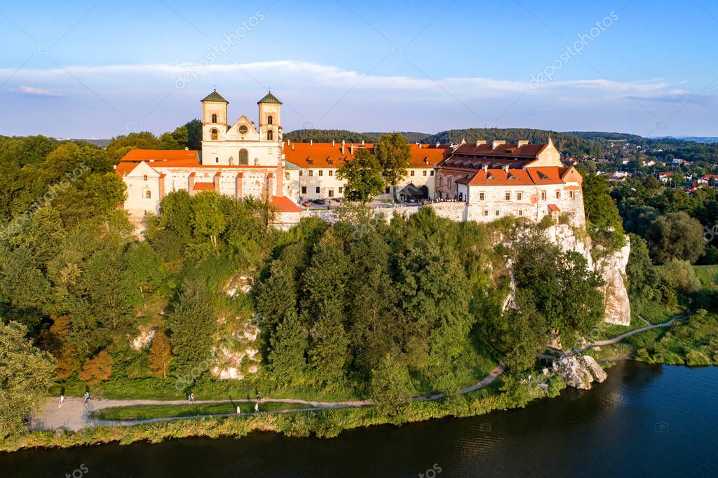 Monasterio benedictino en la colina rocosa en Tyniec cerca de Cracovia ...