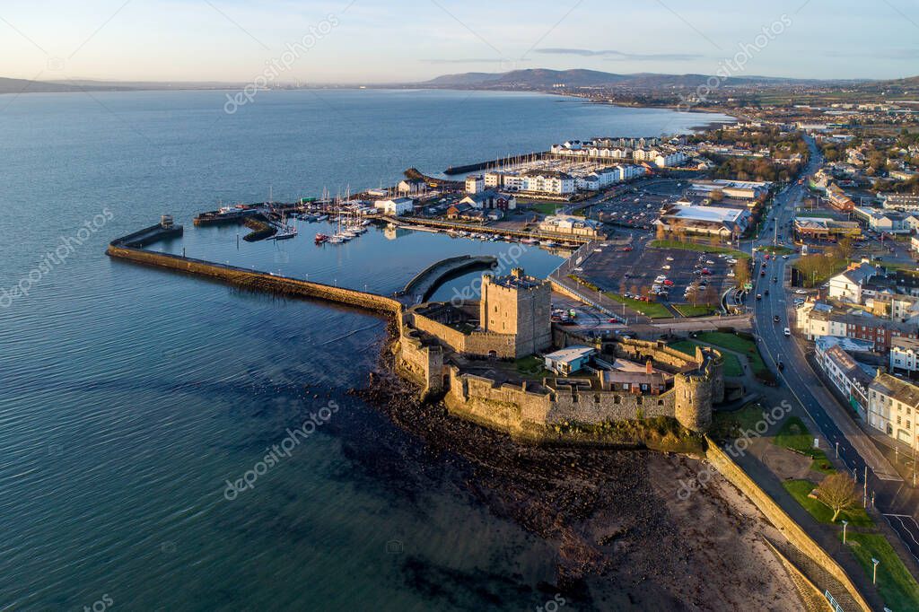 Castillo medieval normando en Carrickfergus y Belfast Lough a la luz ...