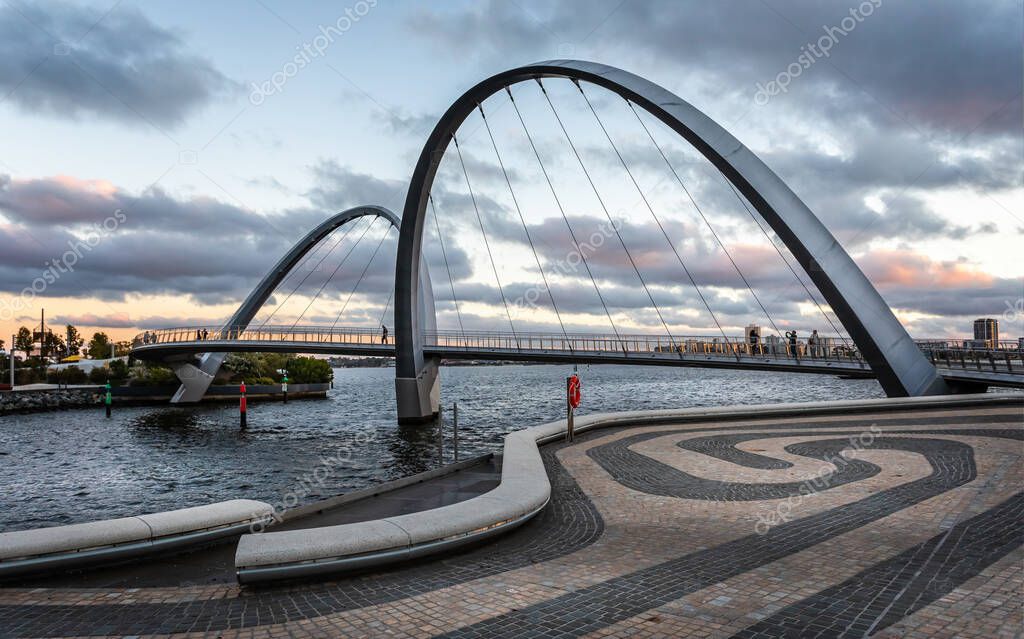 Hermosa luz del atardecer en el puente peatonal Elizabeth Quay en Perth ...