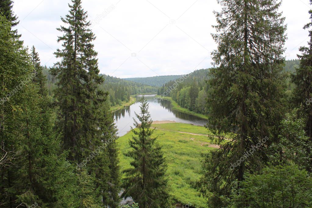 hermoso paisaje Ural río y montaña Vista / hermoso paisaje en la región ...