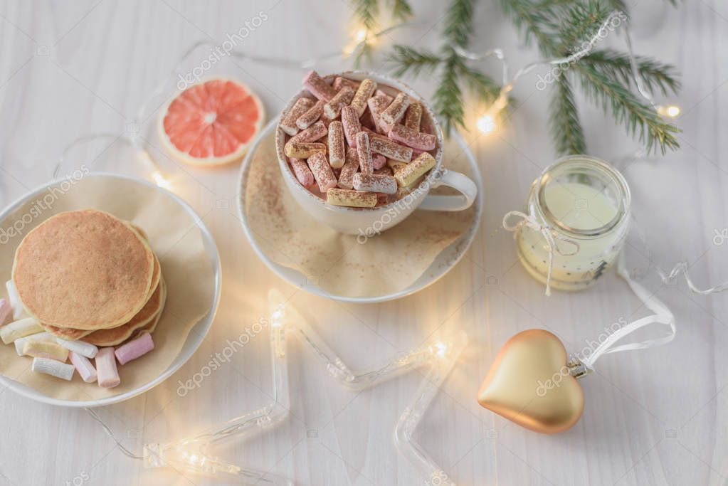 Bodegón de Navidad, los atributos del nuevo año, una taza de café, un ...