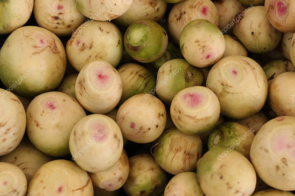 nabo fresco en el mercado de frutas 2024