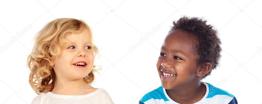 Dos niños divertidos riendo aislados en un fondo blanco 2023