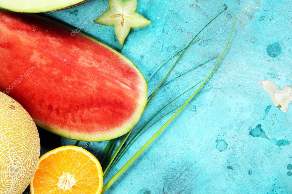 Fruta tropical. Surtido de frutas tropicales con hojas de palmeras y ...