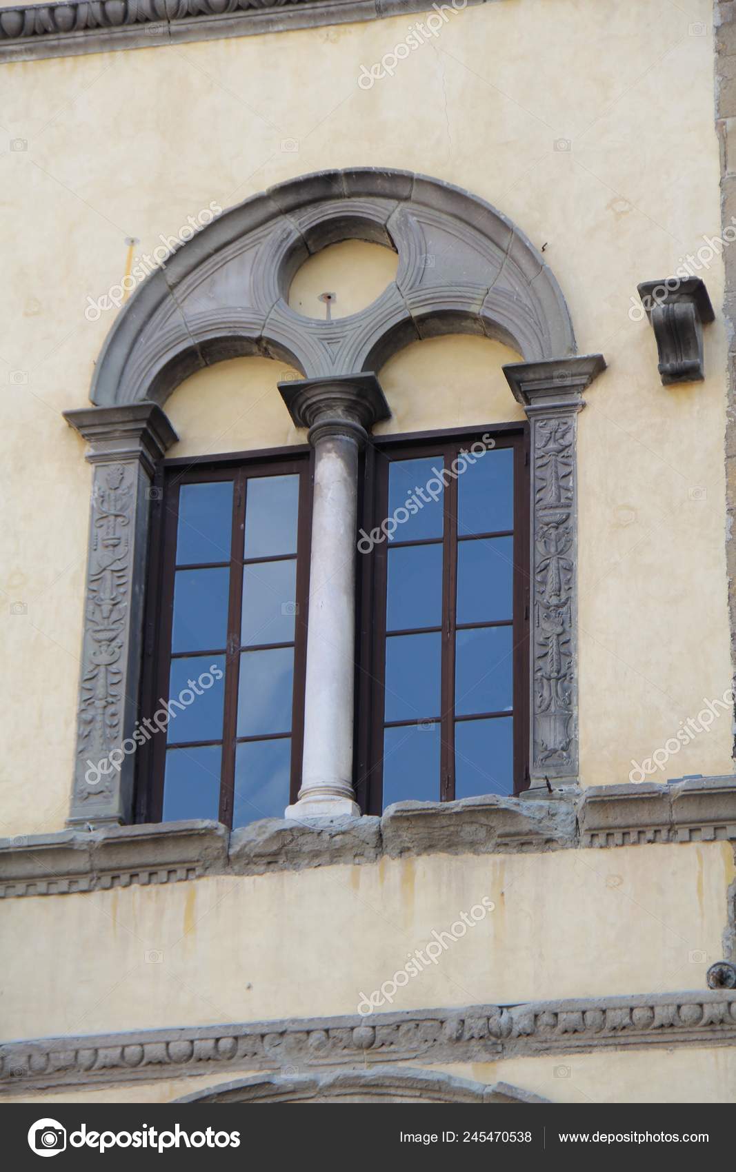 Arquitectura: un arco con columnas y una ventana del edificio — Foto de ...