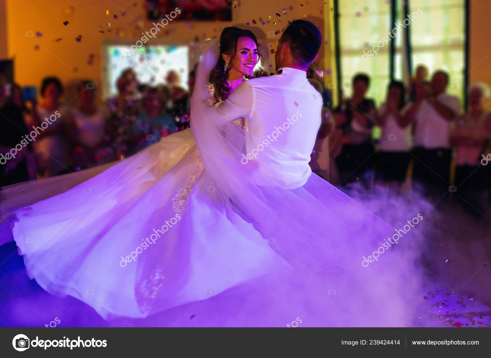 Newlyweds Wedding Dance Restaurant Hall Confetti Flying — Stock Photo ...