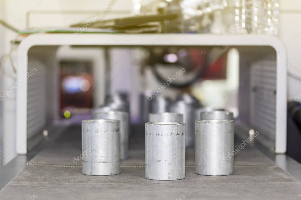 Muchos productos de tuber a corta en el transportador autom tico de banda durante el proceso de ...