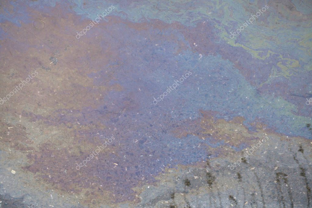 Derrame de petr leo sobre el fondo o textura del camino de asfalto 2024