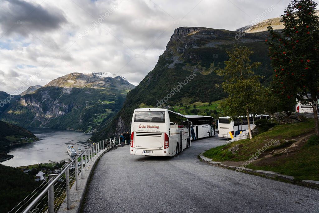 Editorial 09.07.2019 Geiranger Noruega Autobús lleno de turistas en ...