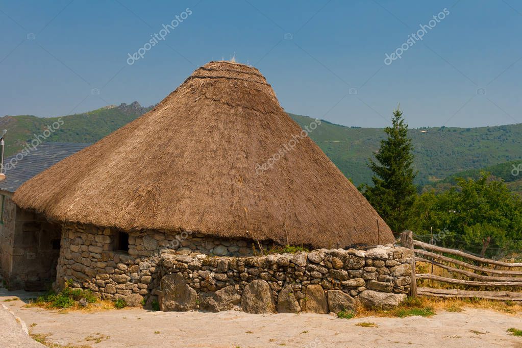 Palloza: construcción rústica tradicional de origen celta. Base de ...