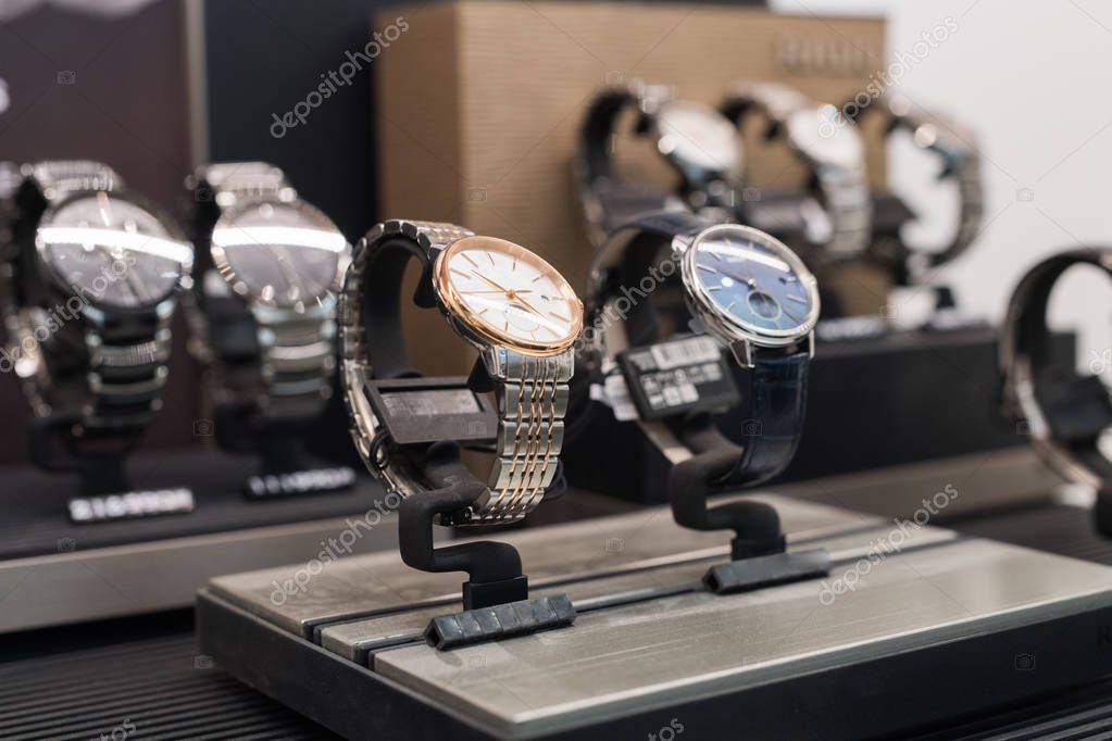 Relojes caros en una tienda de lujo 2023