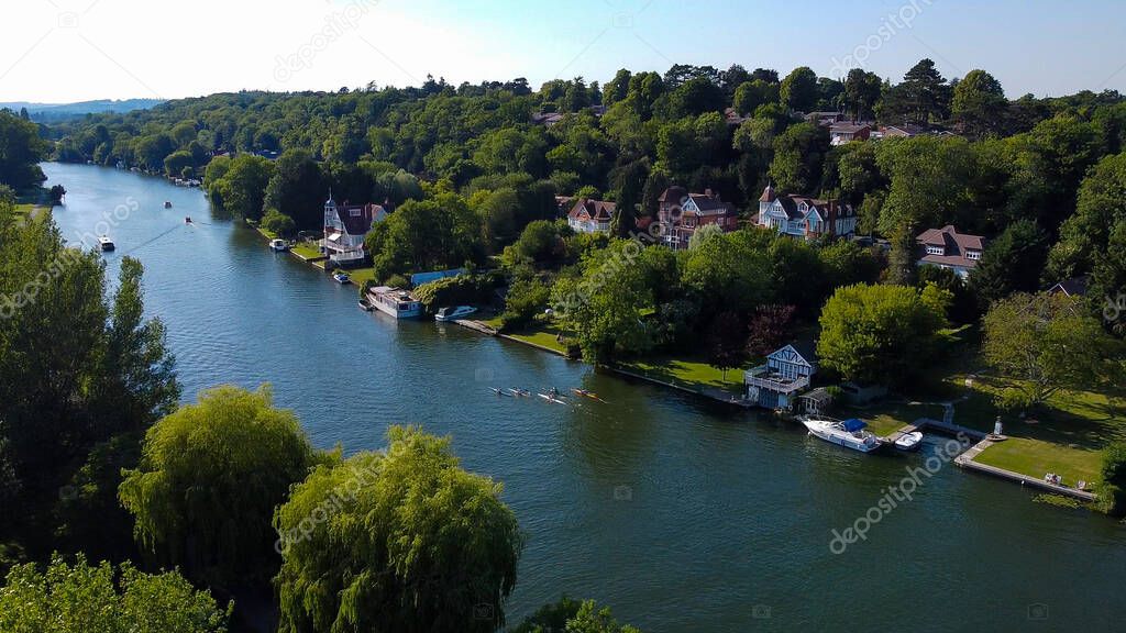 Una vista aérea de los piragüistas remando a lo largo del río Támesis ...