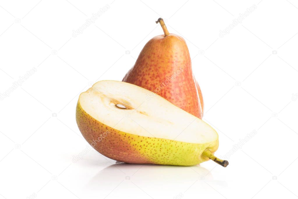 Grupo de una mitad entera de la variedad forelle de pera roja fresca ...