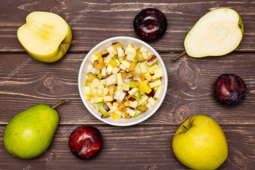 Receta paso a paso desmenuzar con frutas en madera marrón 2024