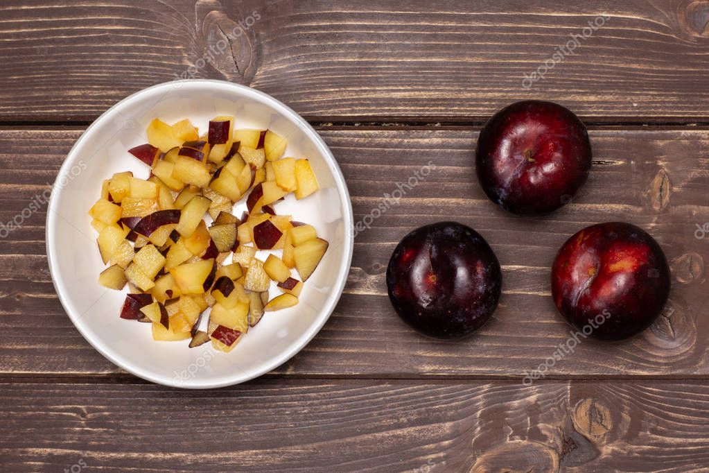 Receta paso a paso desmenuzar con frutas en madera marrón 2023